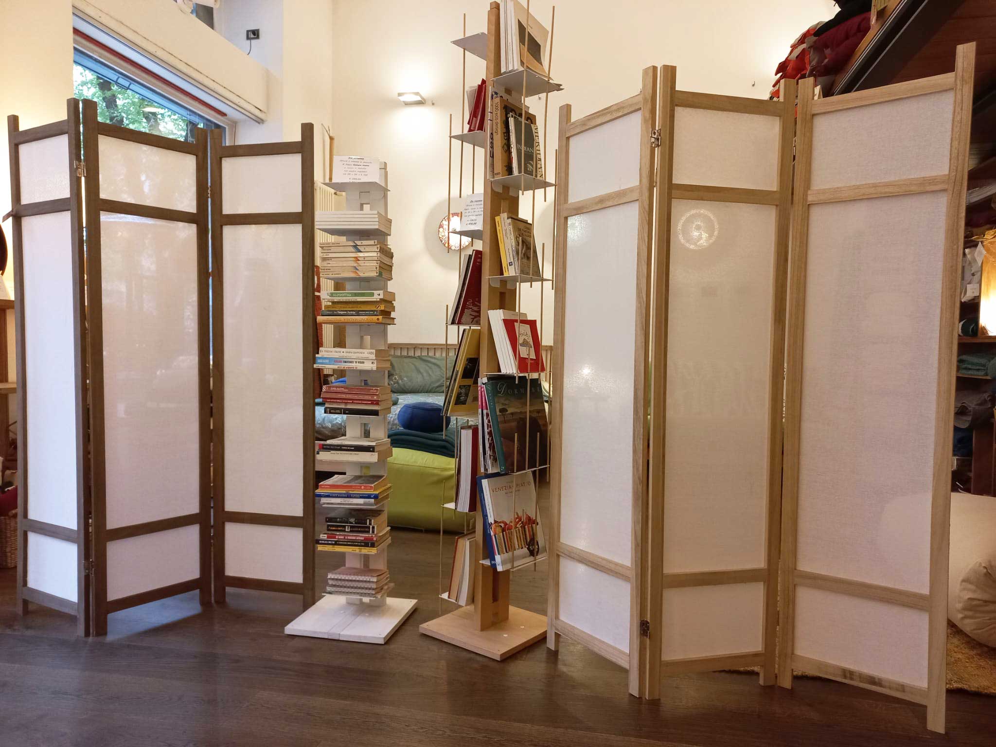 paravento-in-tessuto-e-legno-chiaro-scuro - Onfuton